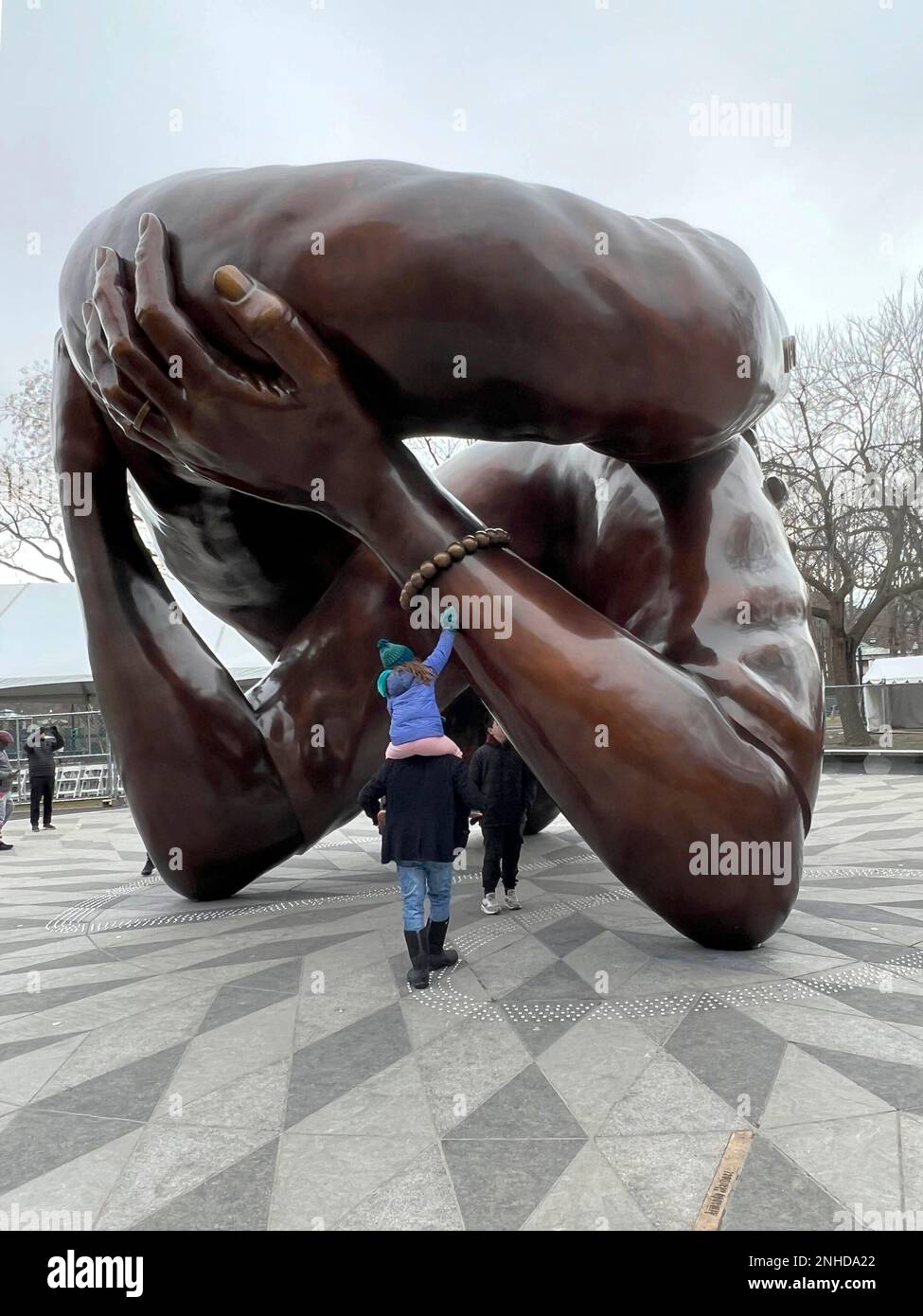 Photo by: GWR/STAR MAX/IPx 2023 1/15/23 The Embrace, a new statue ...