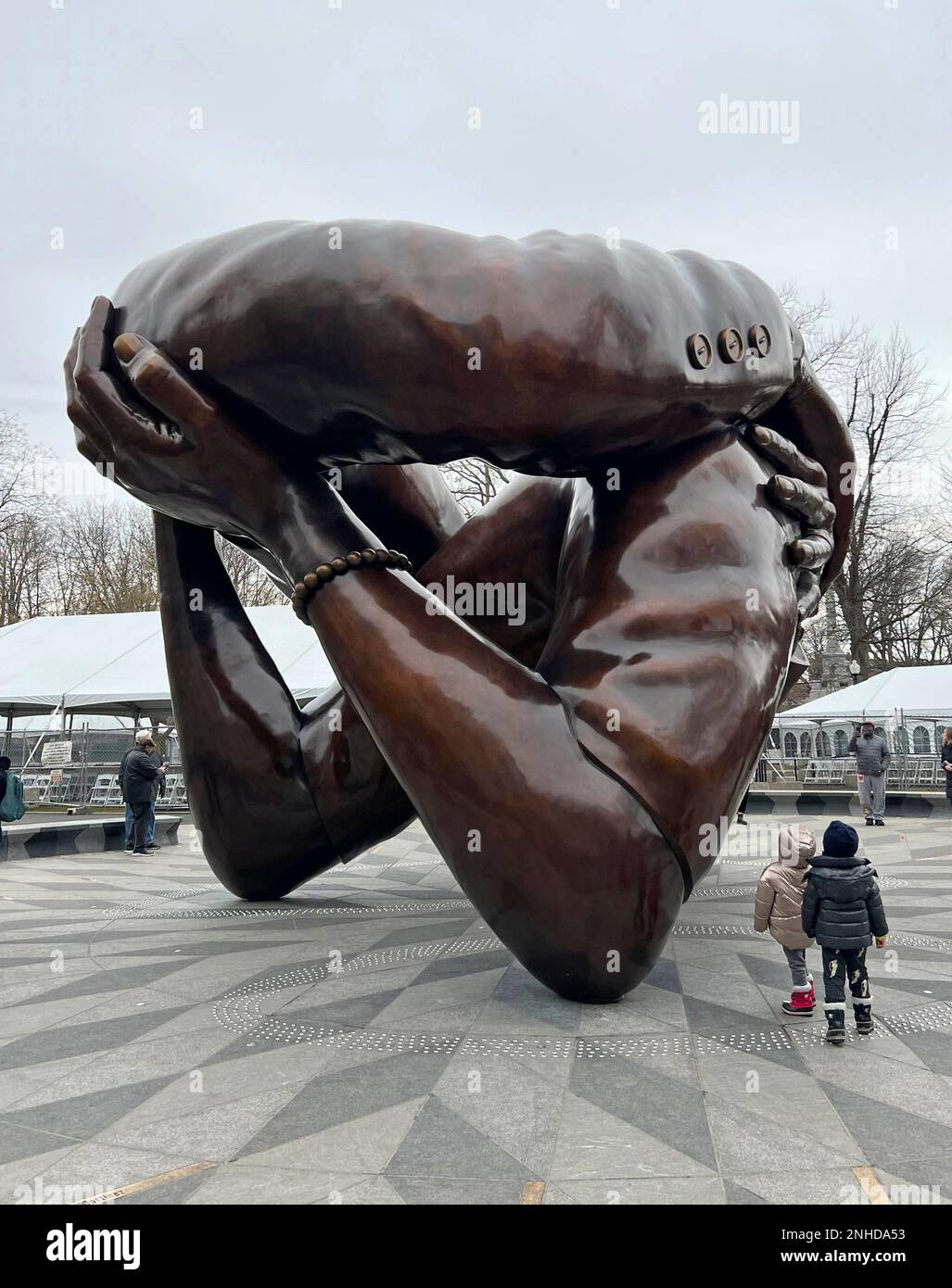 Photo by: GWR/STAR MAX/IPx 2023 1/15/23 The Embrace, a new statue ...