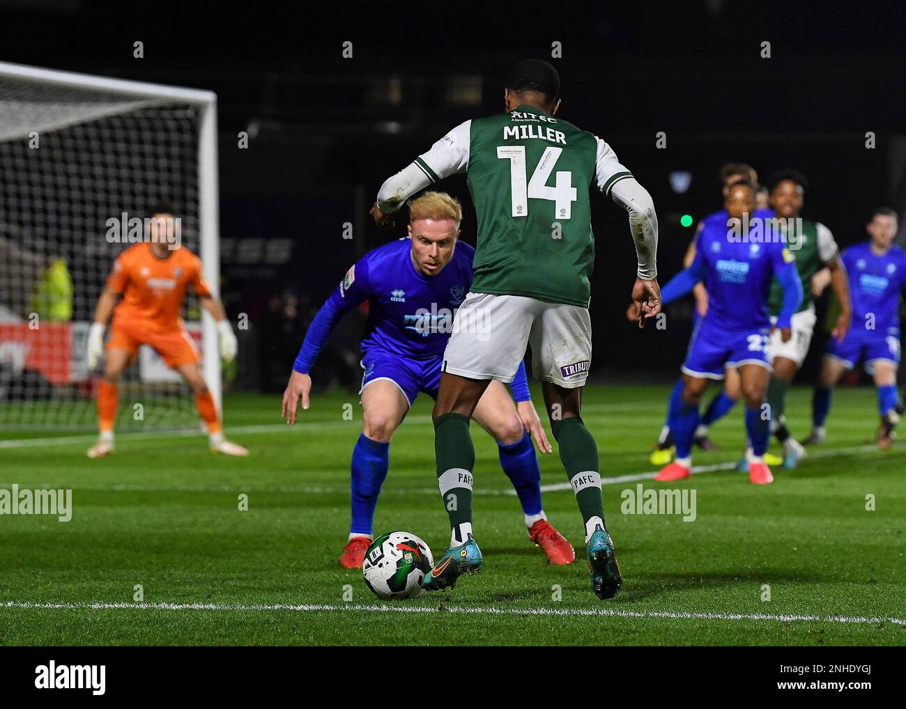 Plymouth Argyle WiNG back Mickel Miller (14) prend sur Cheltenham Town ...