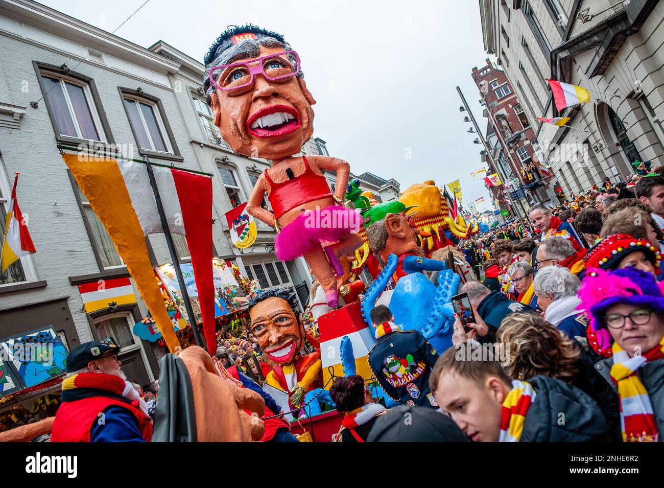 Vue générale de l'un des plus grands chars du Carnaval sur son chemin ...