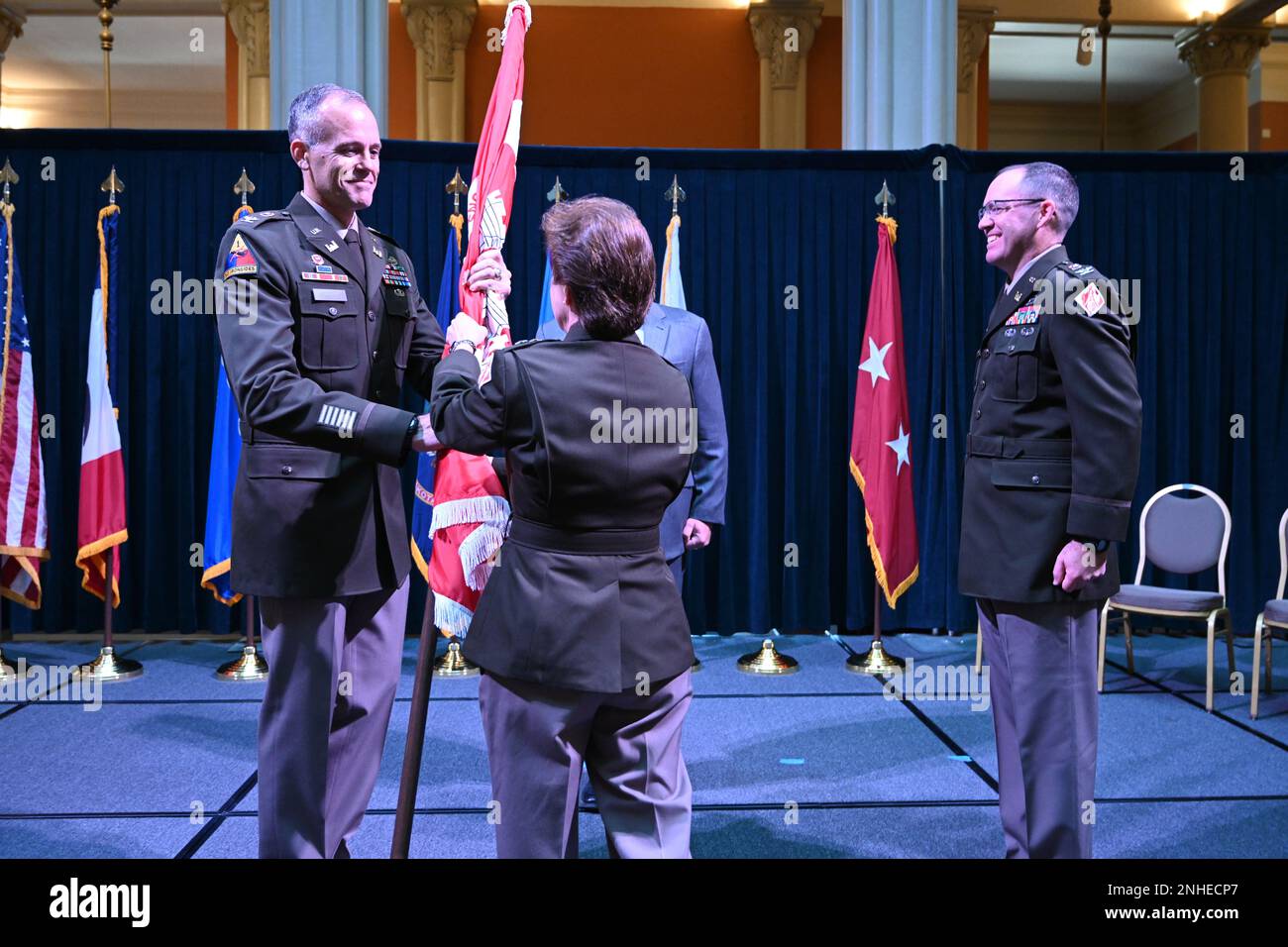 Le colonel Eric Swenson reçoit les couleurs de l’unité du général Diana ...