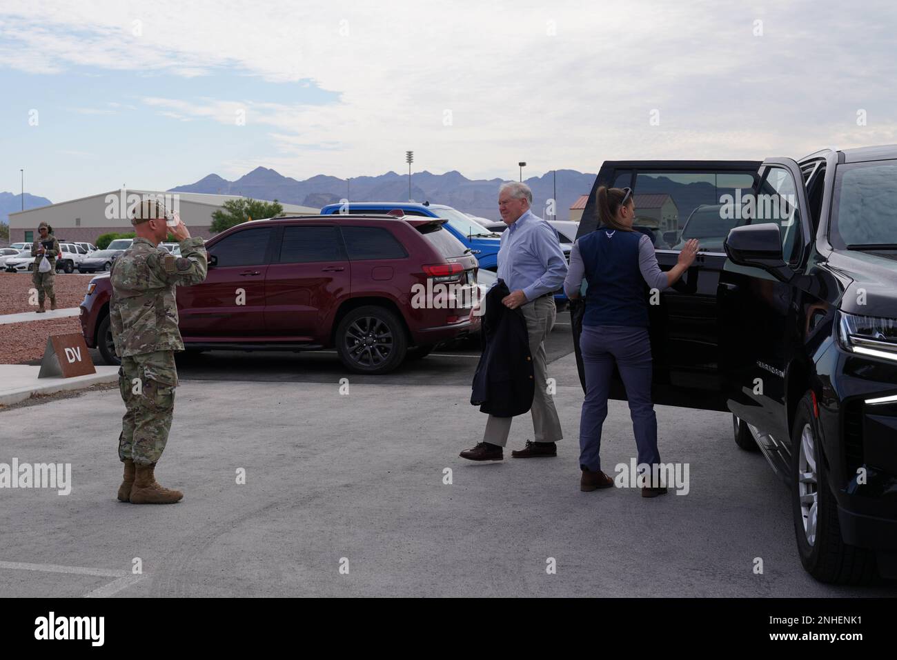 Le secrétaire de la Force aérienne Frank Kendall reçoit une salutation ...