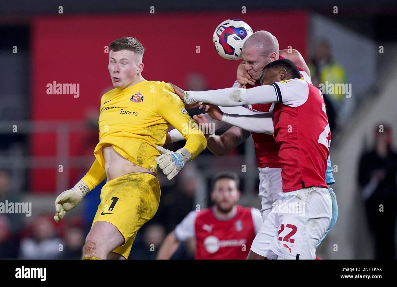 Anthony Patterson, gardien de but du Sunderland, combat dans les airs ...