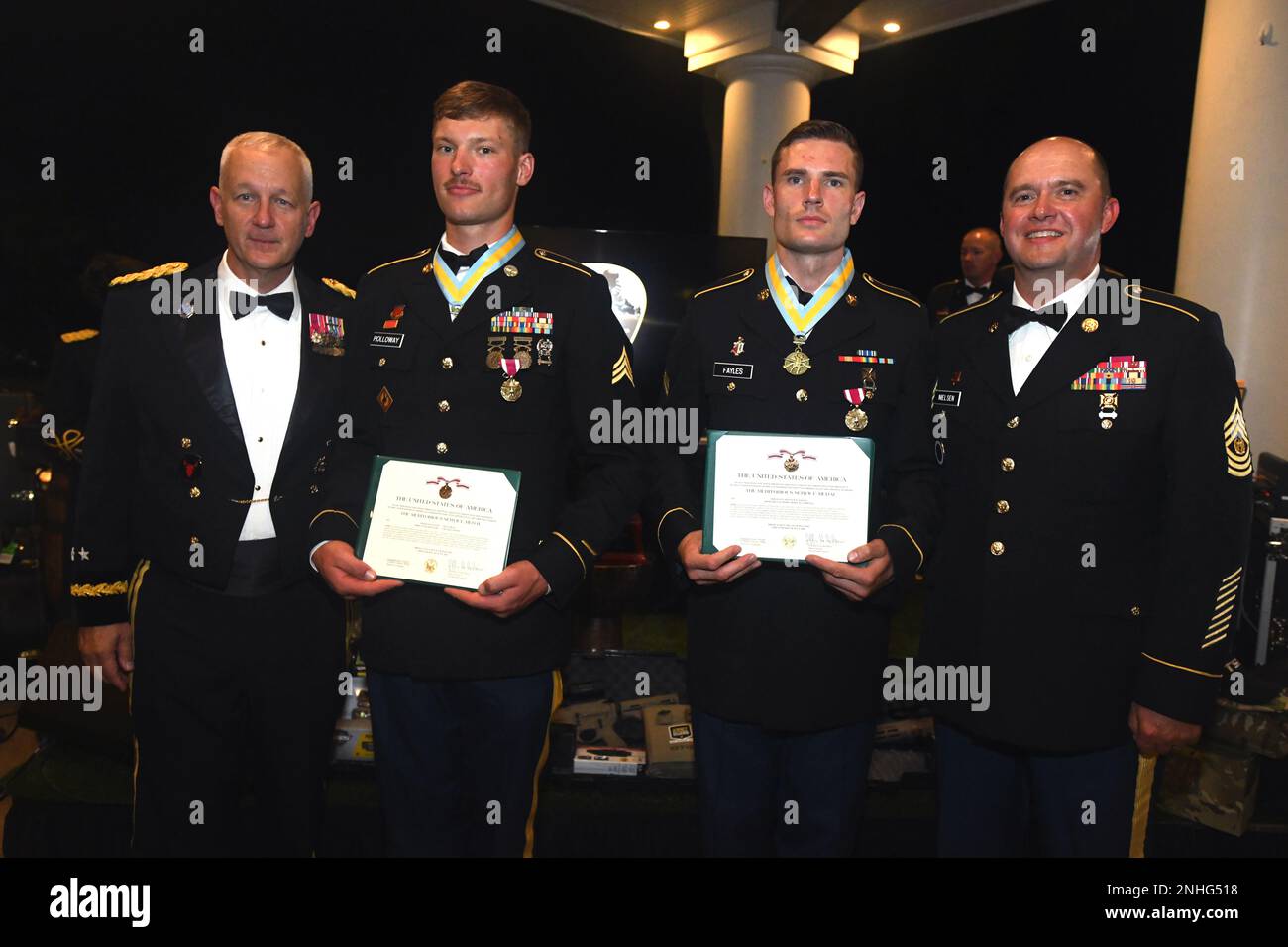 De gauche à droite, le Lgén Jon A. Jensen, directeur de la Garde ...