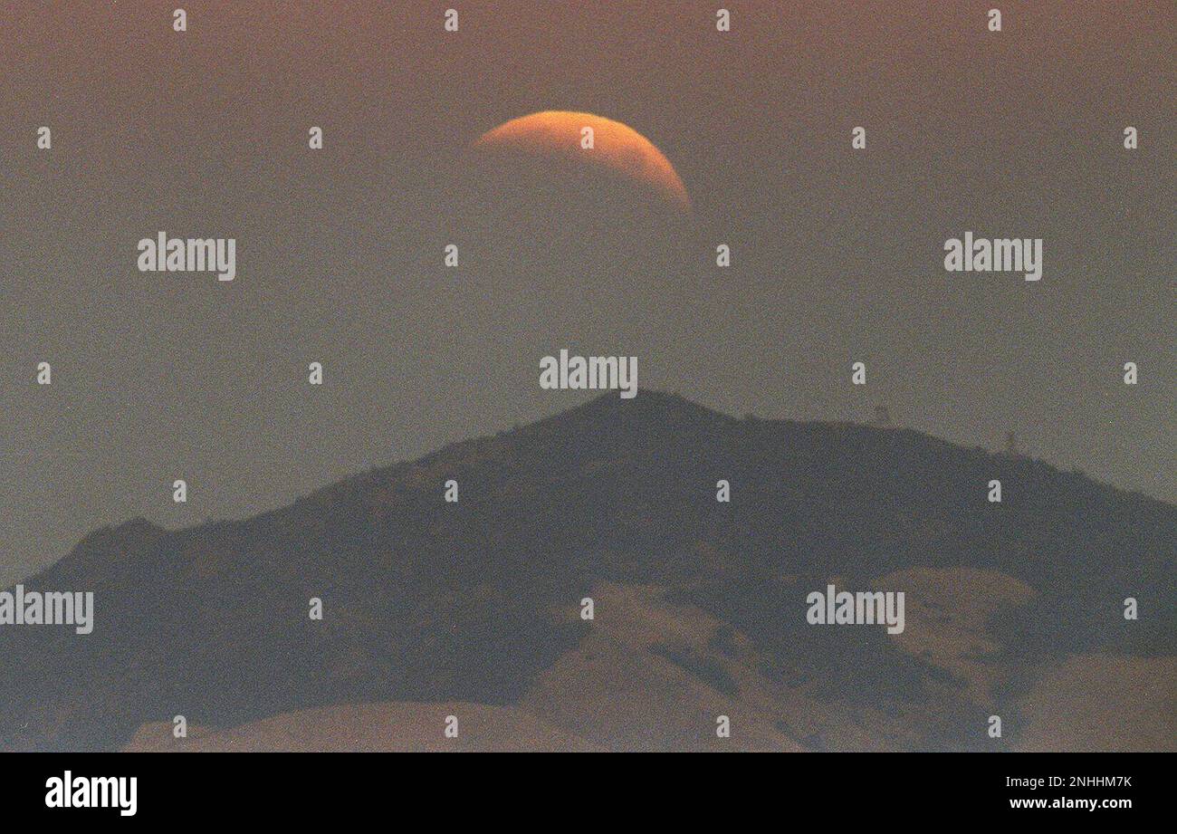 ECLIPSE/C/26SEP96/MN/MACOR The earth's shadow crosses the face of the ...