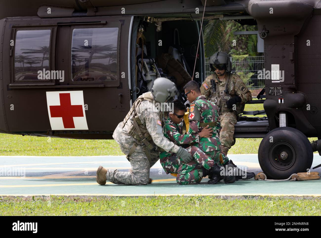 Les soldats de la TNI-AD train MEDEVAC charge des techniques avec les ...