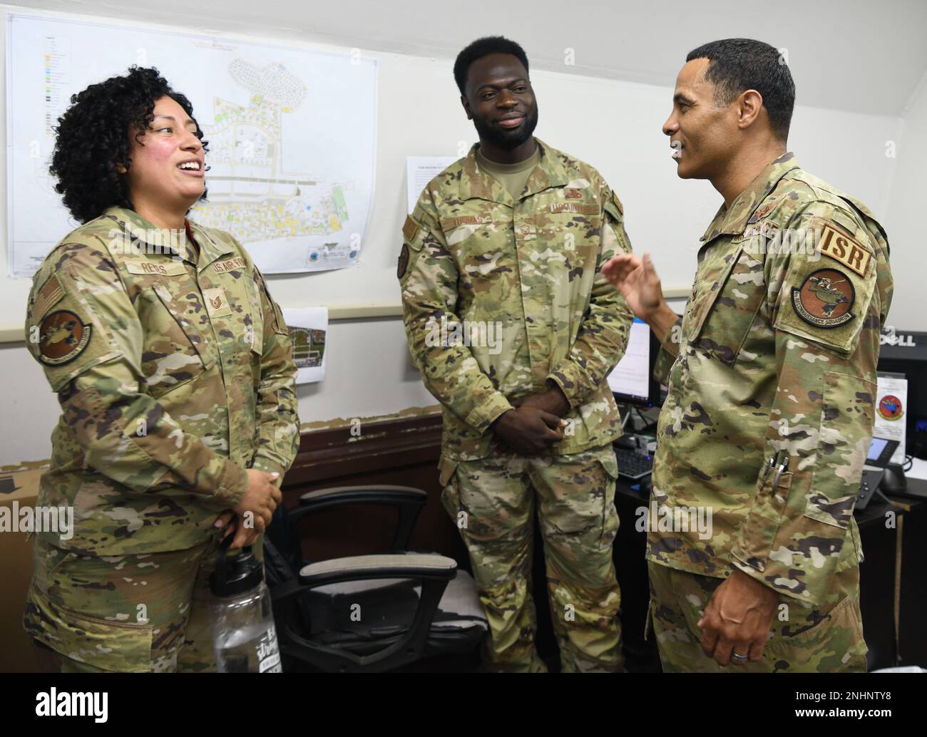 ÉTATS-UNIS Le colonel Timothy Curry de la Force aérienne (à droite ...