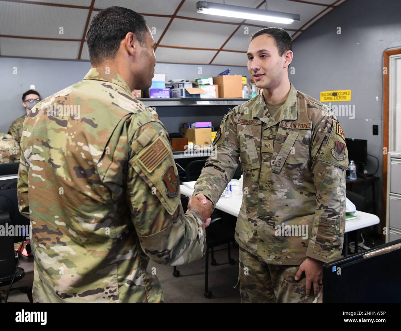 ÉTATS-UNIS L'aviateur principal de la Force aérienne Justin Porrazza ...