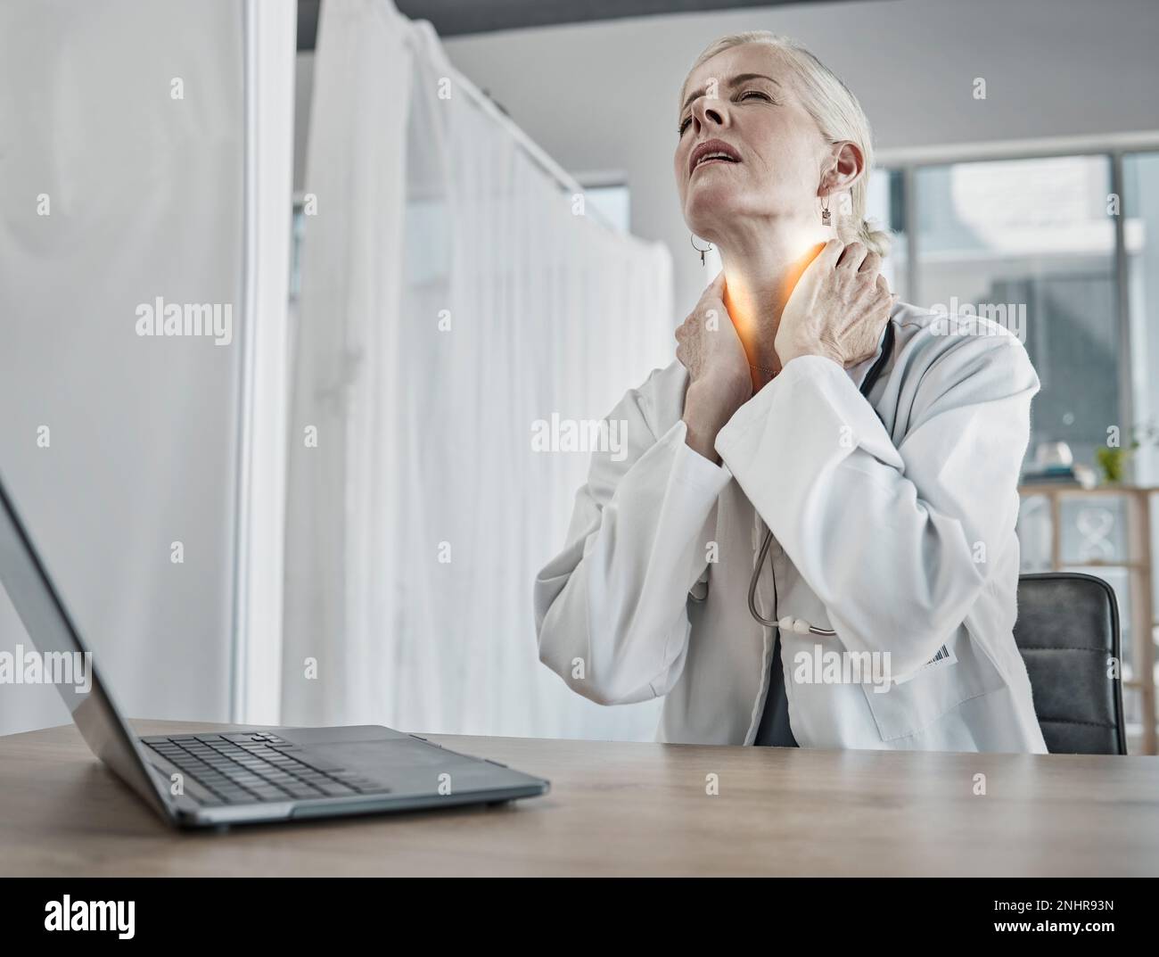Blessure, épuisement et un médecin avec douleur au cou, inflammation et ...