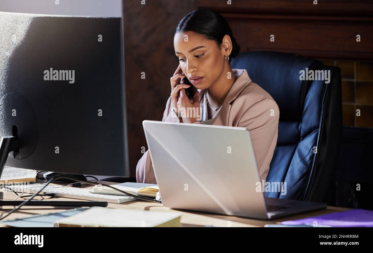 Communication par téléphone, service juridique et femme qui parle à l ...