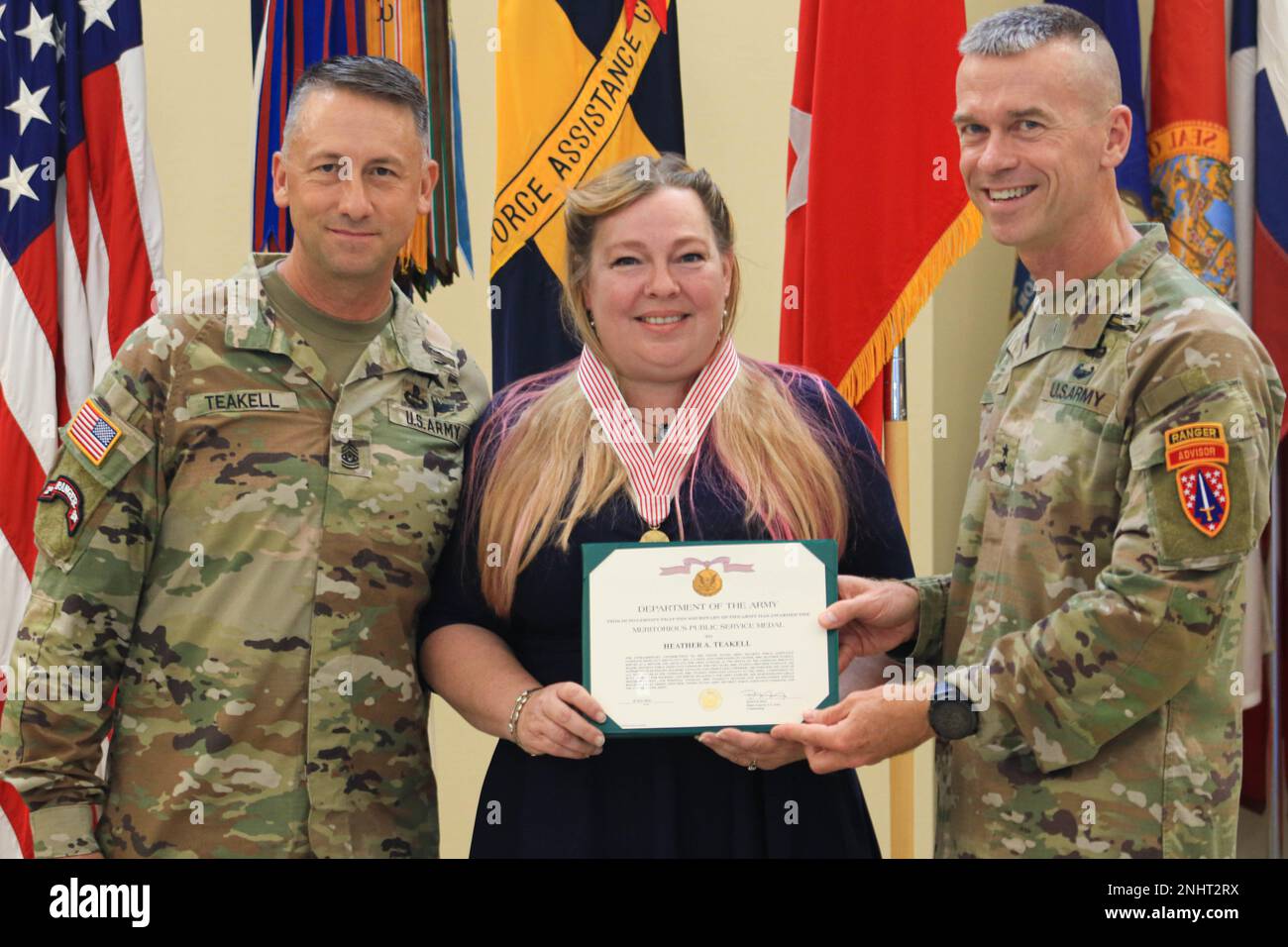 Mme Heather A. Teakell, épouse du commandement le Sgt. Maj. Reese W ...