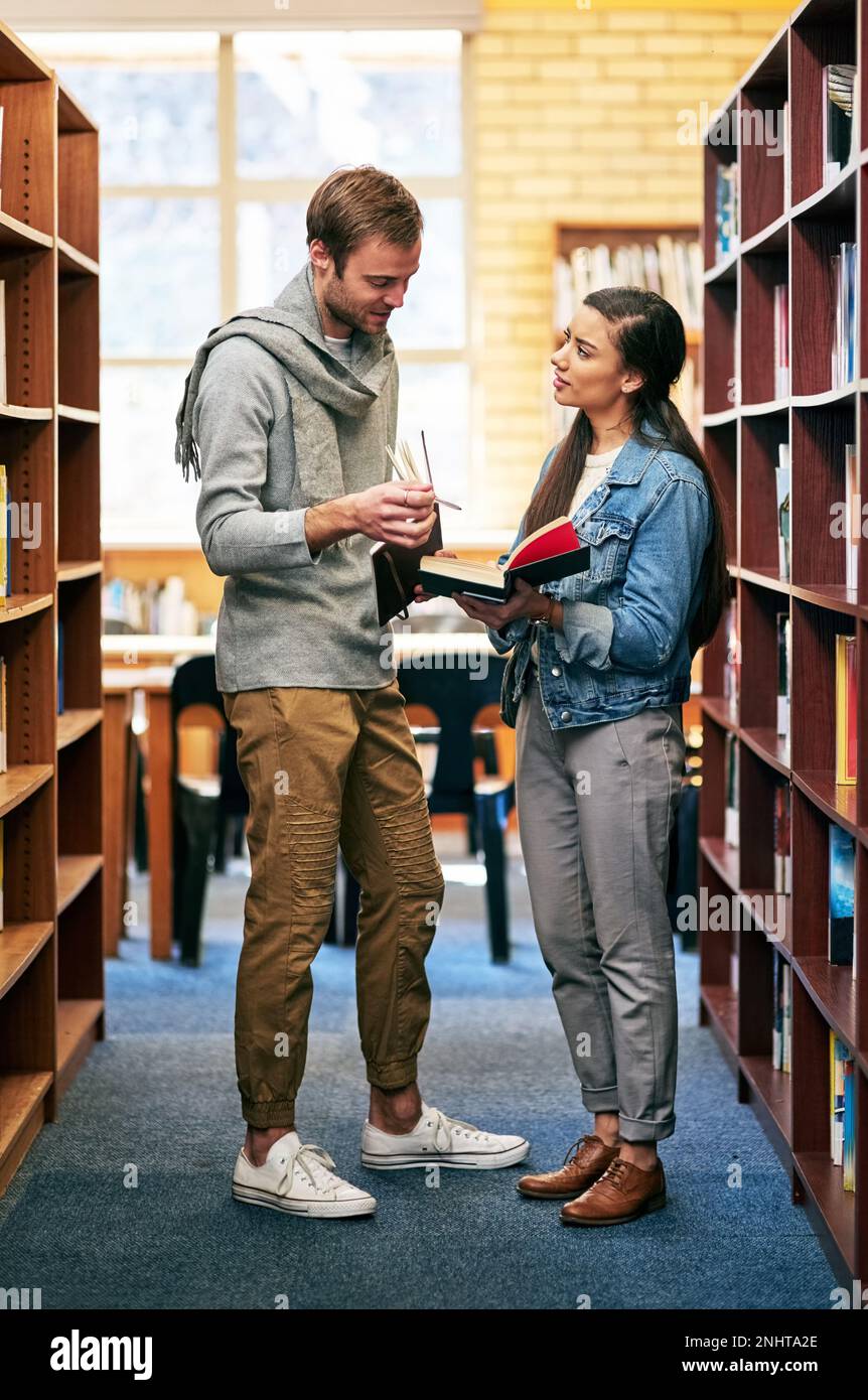 S'associer pour obtenir leur dernière mission. deux étudiants universitaires travaillent ...