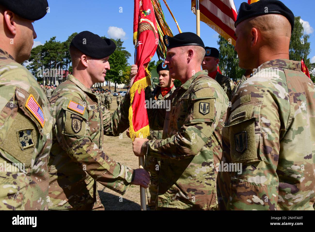Le lieutenant-colonel Derek Reeves, commandant entrant du 1st Bataillon ...