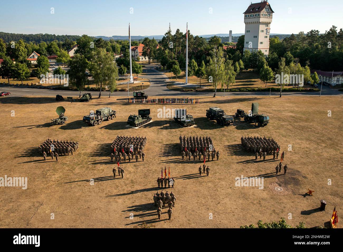 Le colonel Wilbur W. Hsu et son personnel se tiennent devant la Brigade ...