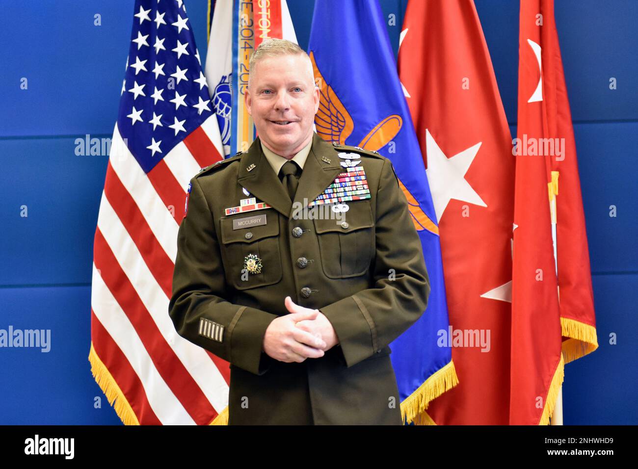 Le général de division Michael C. McCurry parle à sa famille, en ...