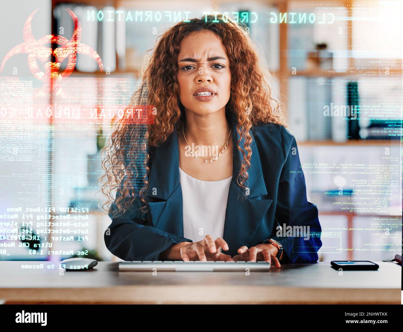 Femme d'affaires en colère, ordinateur et virus dans la cybersécurité, logiciels ou applications ...