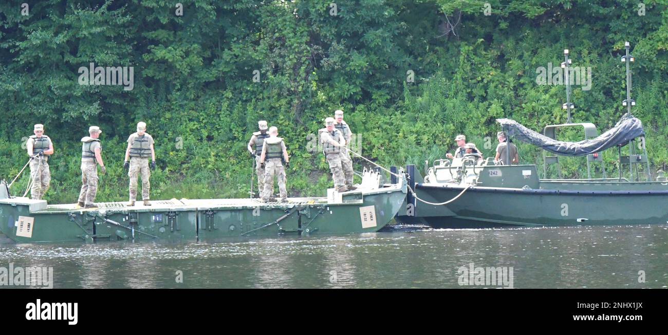 Des soldats de la 459th Engineer Company effectuent des opérations de ...
