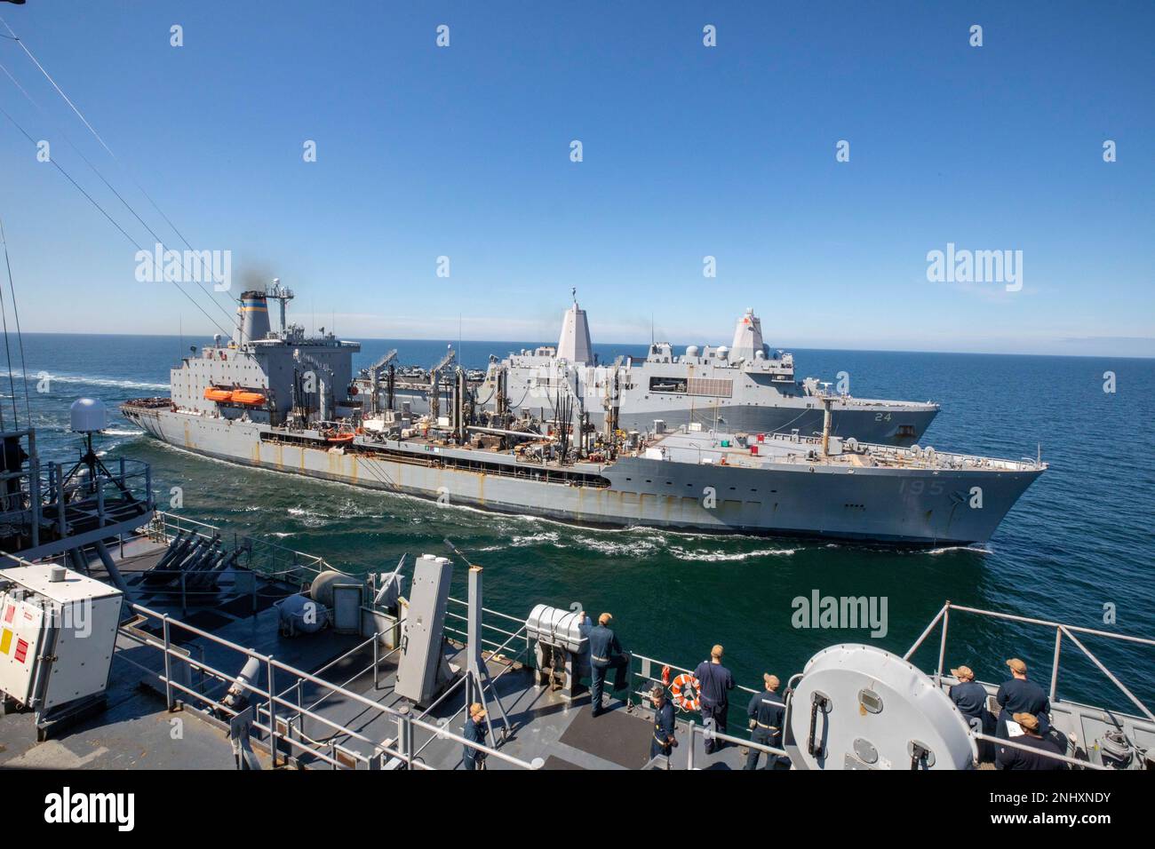Amphibious transport dock uss gunston hall lsd 44 Banque de photographies et d’images à haute ...