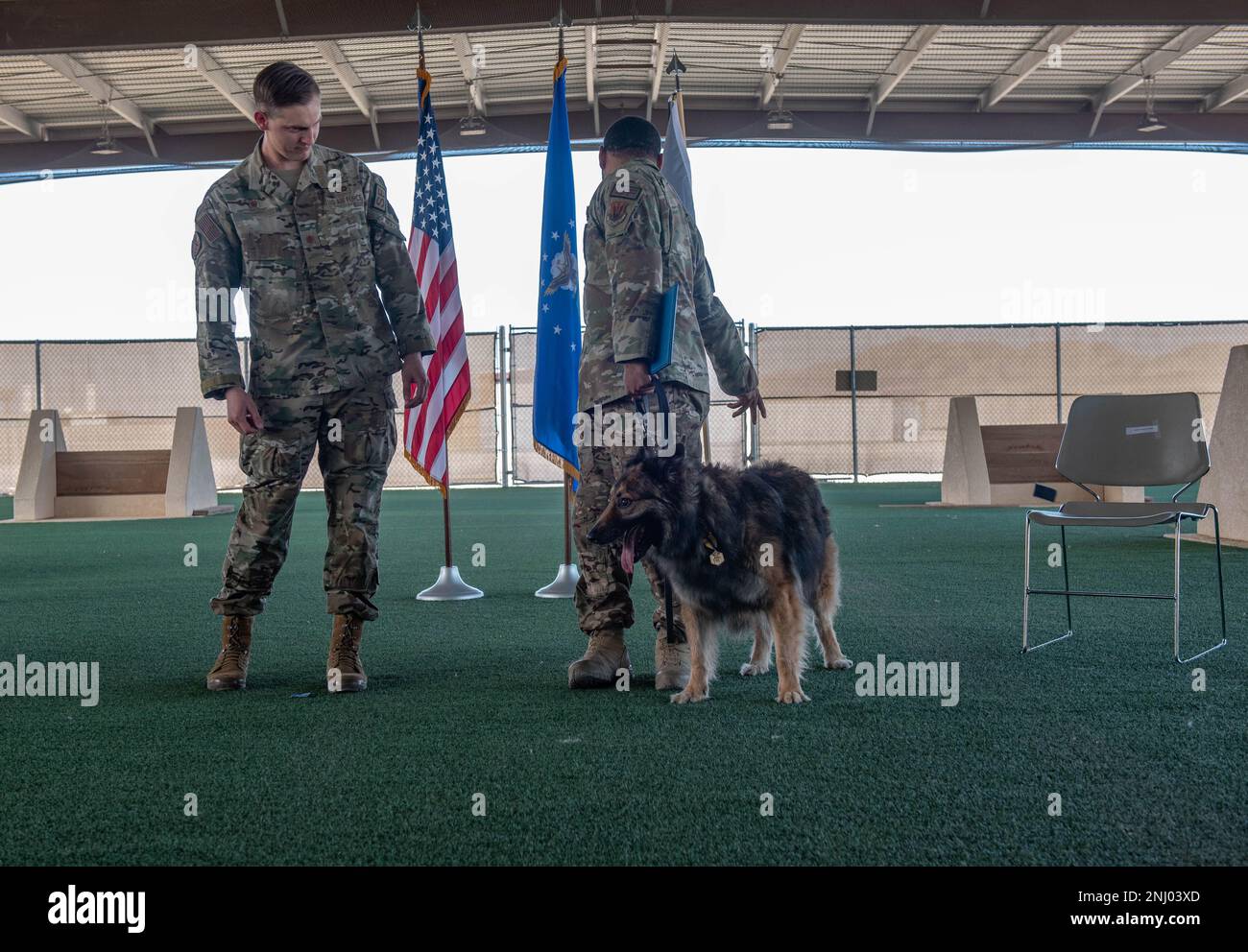 ÉTATS-UNIS Le Maj. Keil de la Force aérienne, à gauche, commandant de l ...