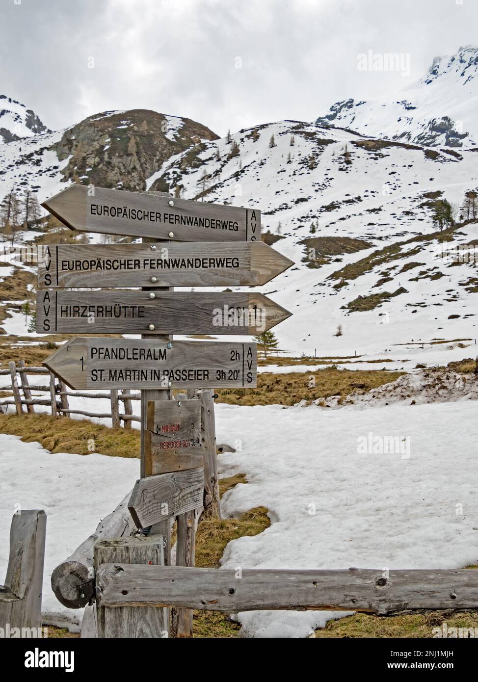 Marqueurs de sentiers en bois pour signaler des sentiers de randonnée ...