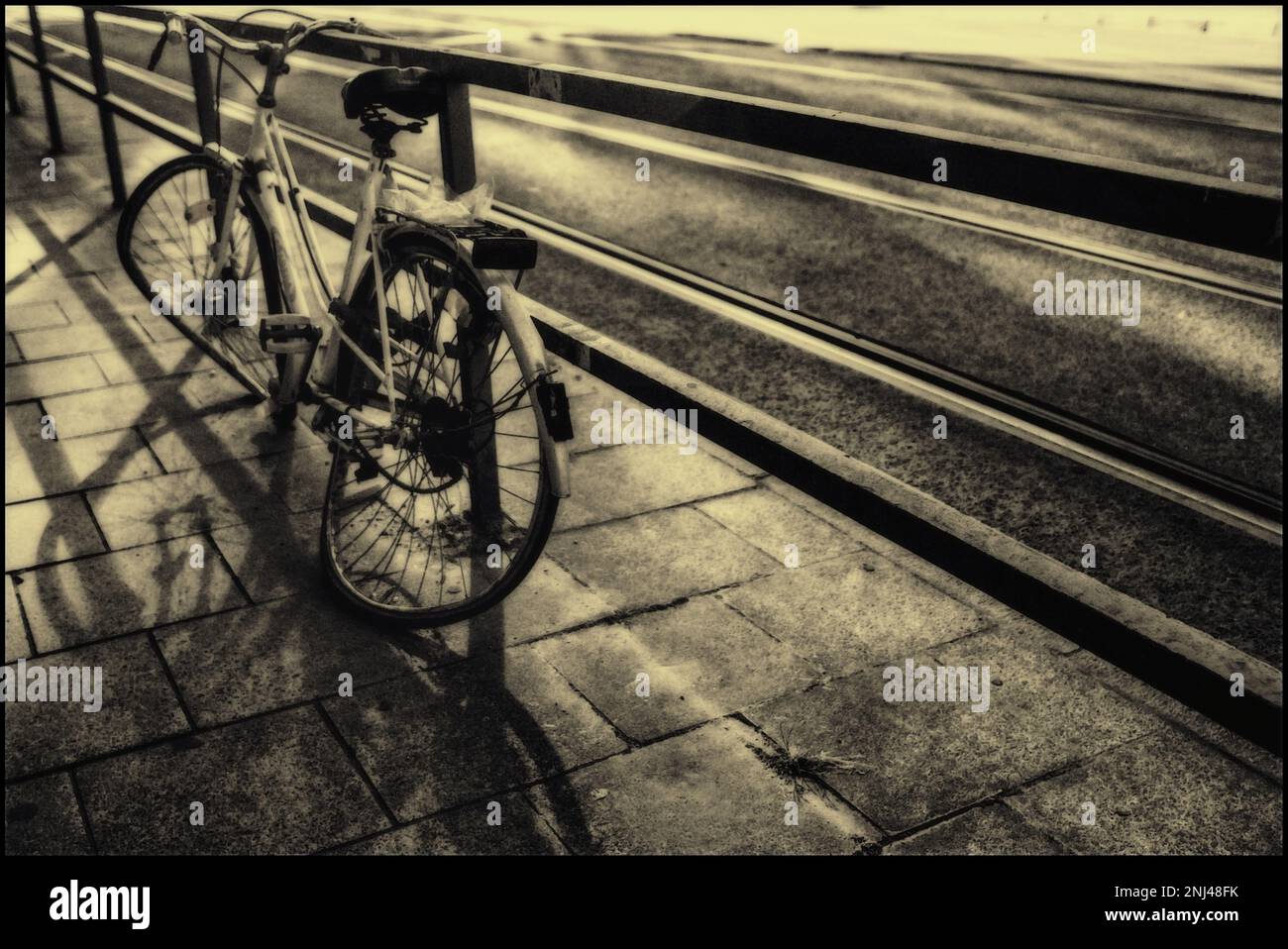 Vélo cassé Banque de photographies et d’images à haute résolution - Alamy