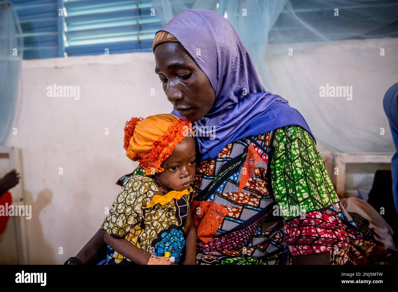 Zouera Saidou est à l'hôpital avec sa petite-fille de 2 ans, qui pèse 6 ...