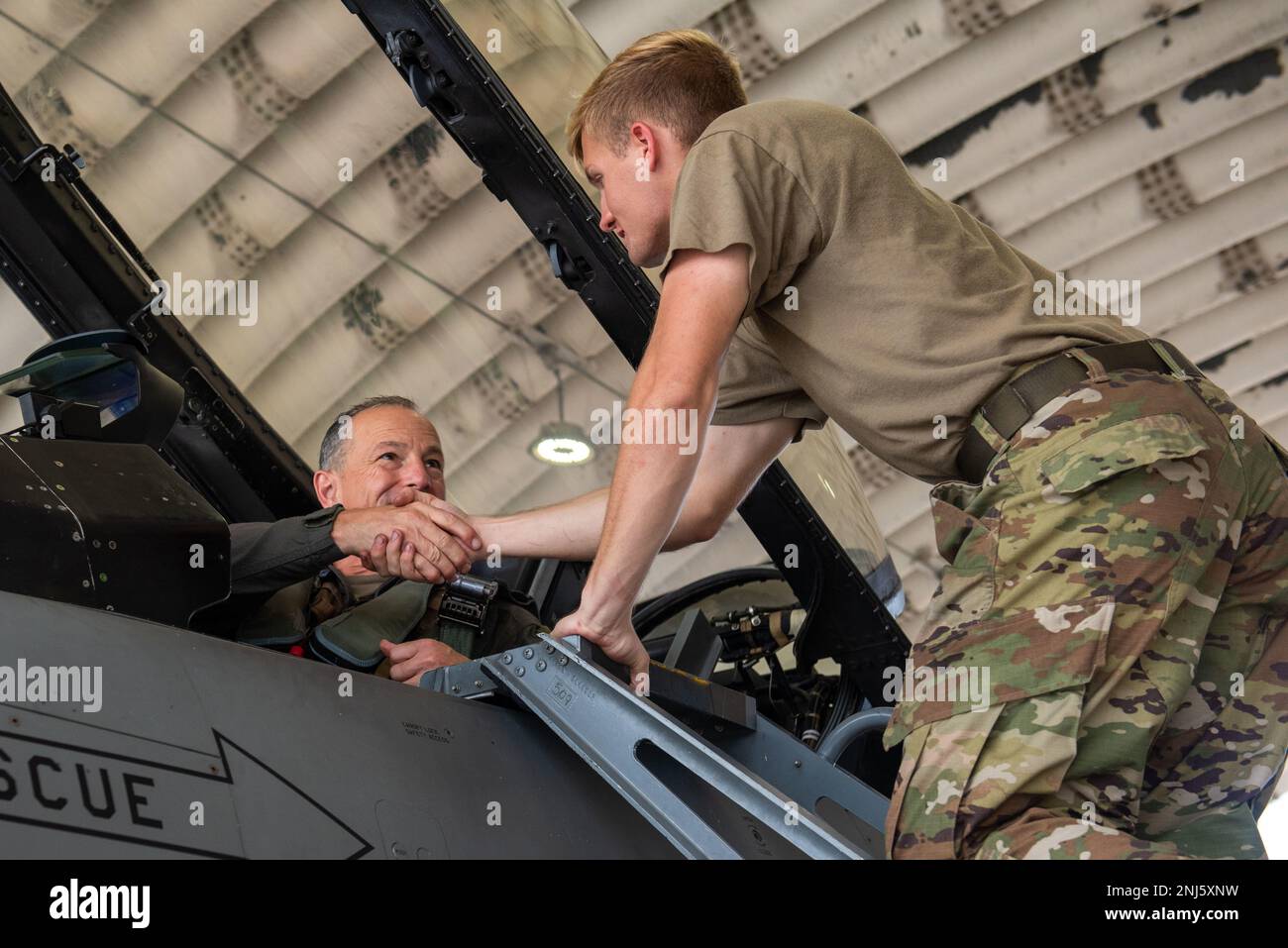 Le chef d’équipage de l’ancien Airman Matthew Persson, 80th Fighter ...