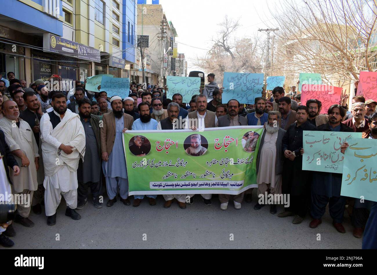 Les membres de l'Association des greffiers du Pakistan (APCA) tiennent ...