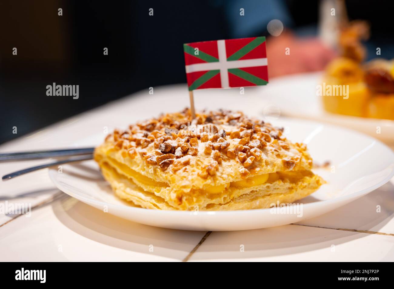 Pays basque, dessert sucré, gâteau de pâte feuilletée à la crème ...