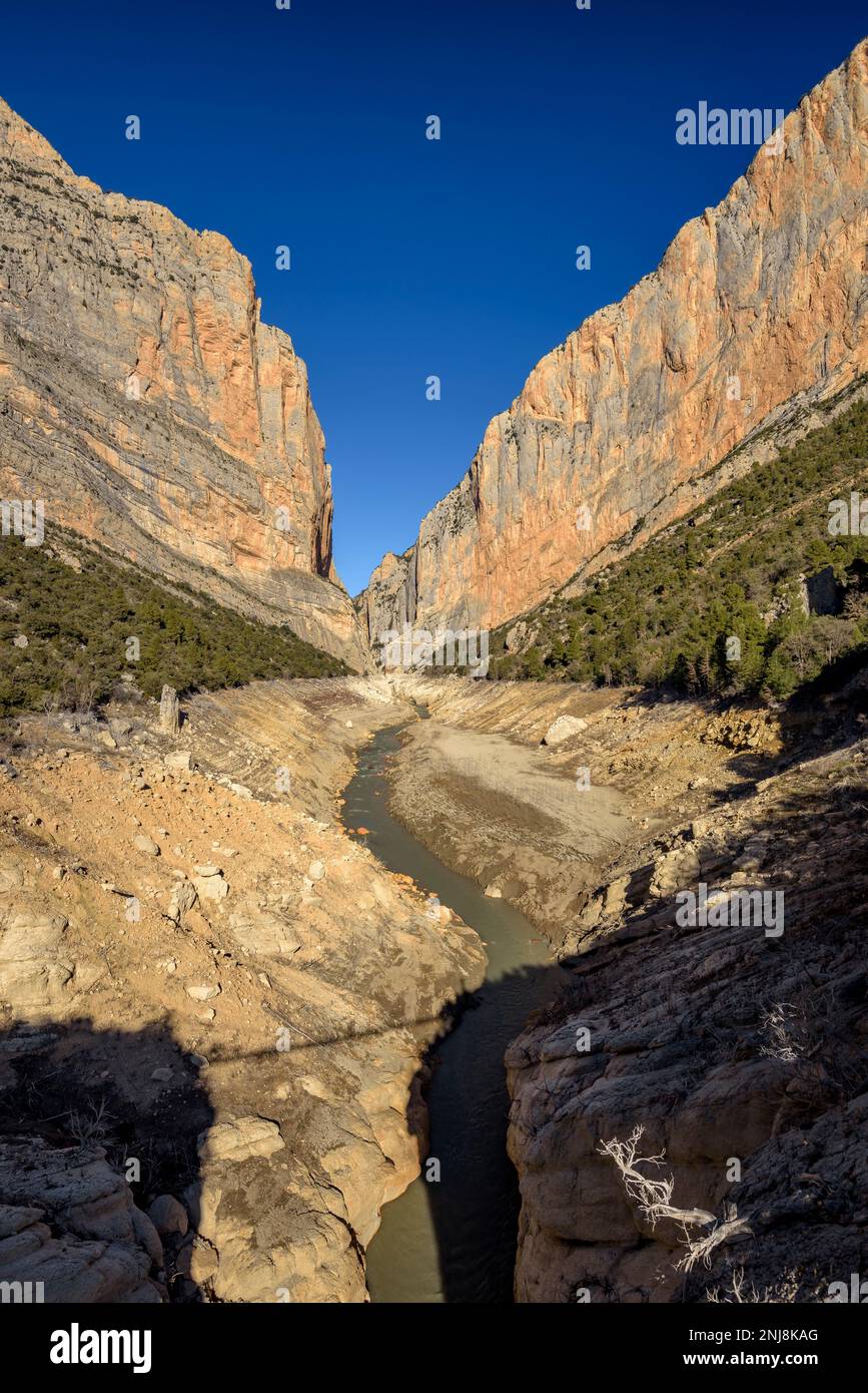 La gorge du Mont-rebei et le réservoir Canelles avec un niveau d'eau ...