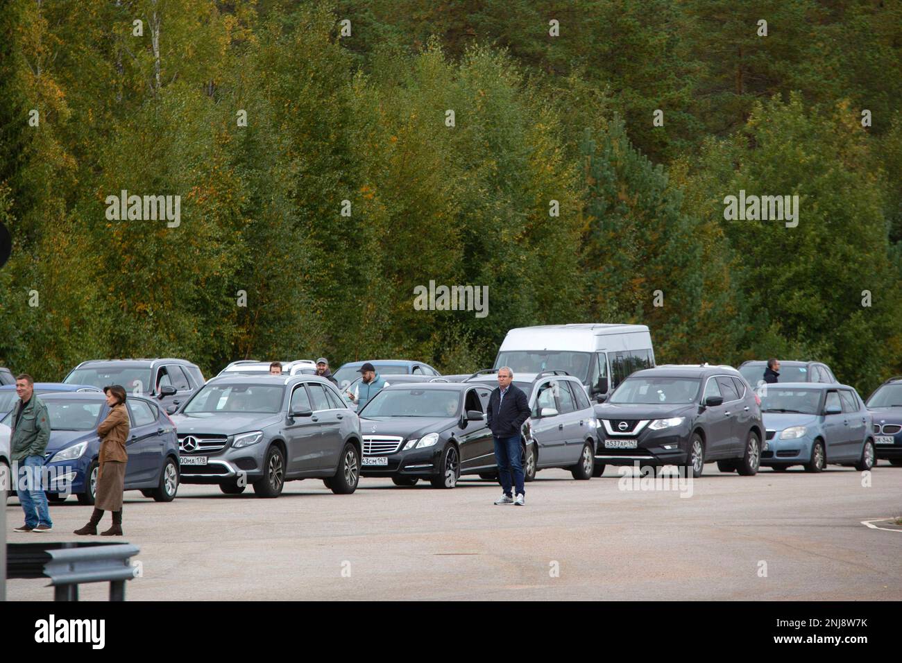 Cars queue to cross the border from Russia to Finland at the Vaalimaa ...
