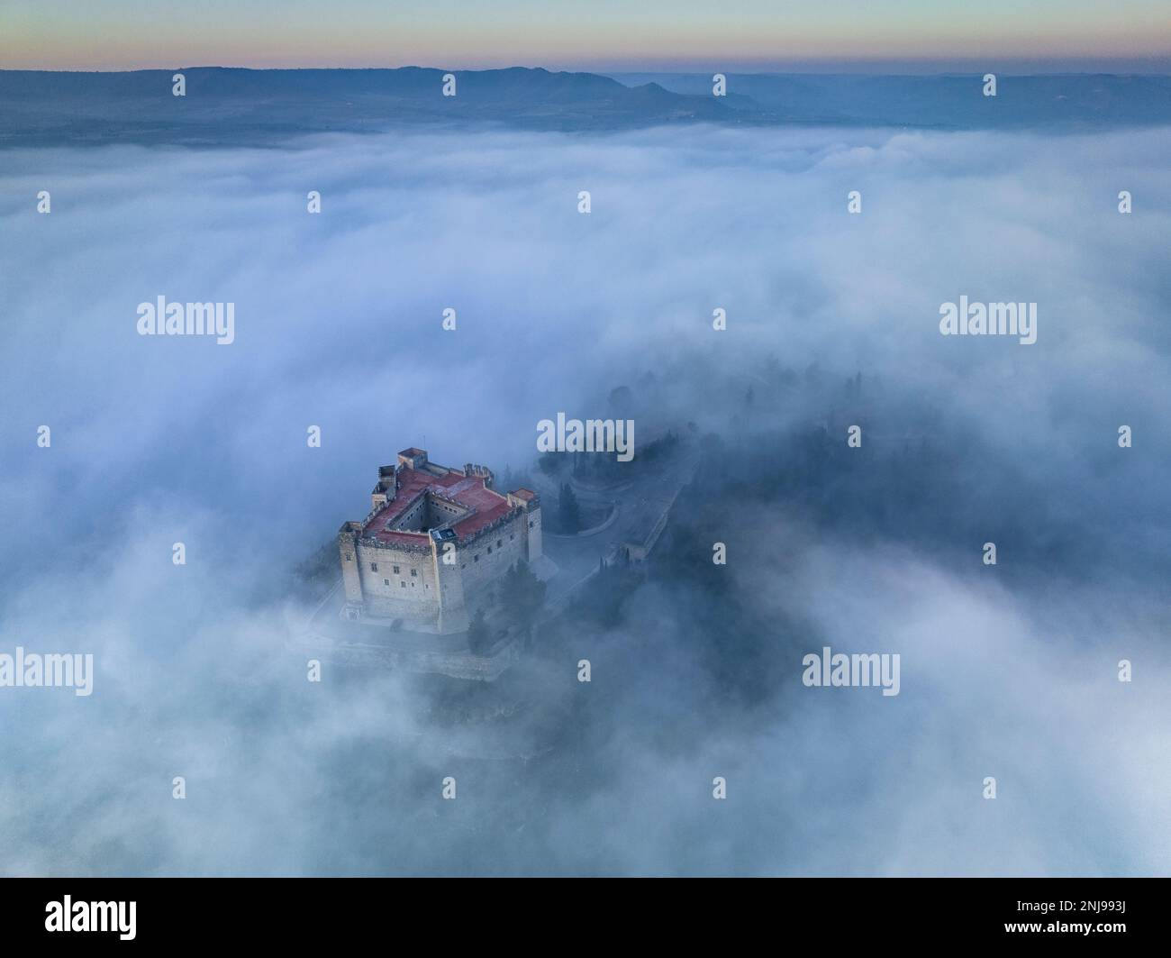 Vue aérienne du château de Mequinenza, depuis une mer de nuages et de ...