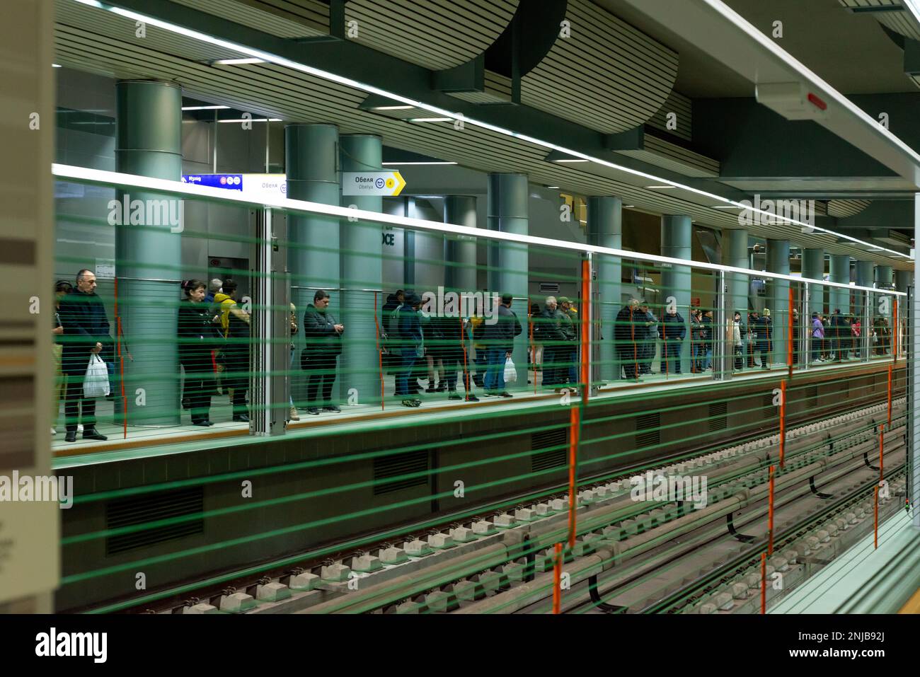 Barrières verticales automatiques pour écrans dans les stations de ...