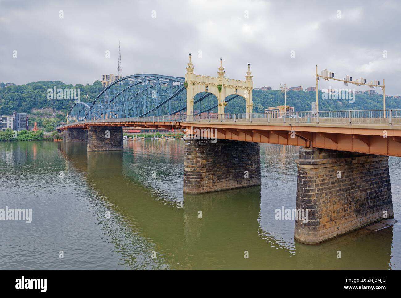Le pont de la rue Smithfield, une structure de treillis lenticulaire inhabituelle, repose sur ...