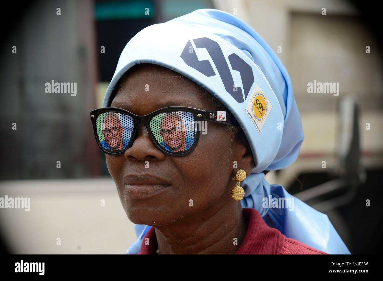 Lagos, Nigeria 21 février 2023 Un partisan du parti porte une écharpe ...