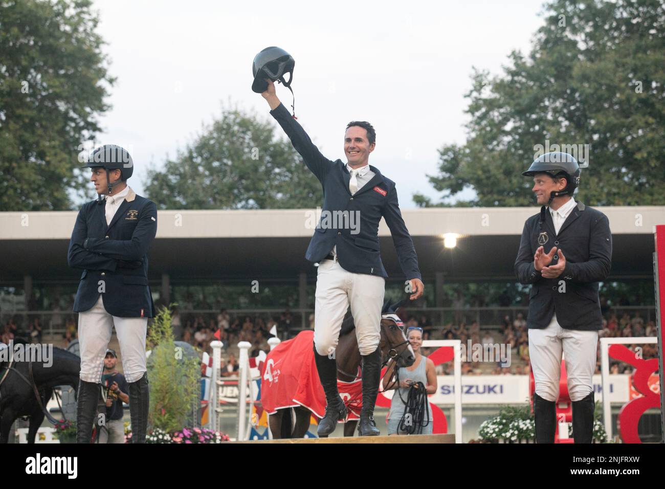 Jockey Kevin Gonzalez de Zarate (c) waves at the show jumping ...