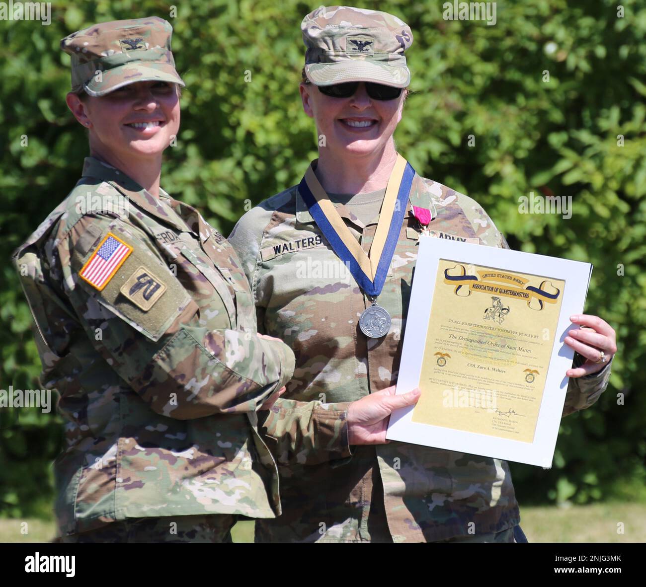 Le colonel Kristin Derda présente le colonel Zara Walters à l'ordre de ...