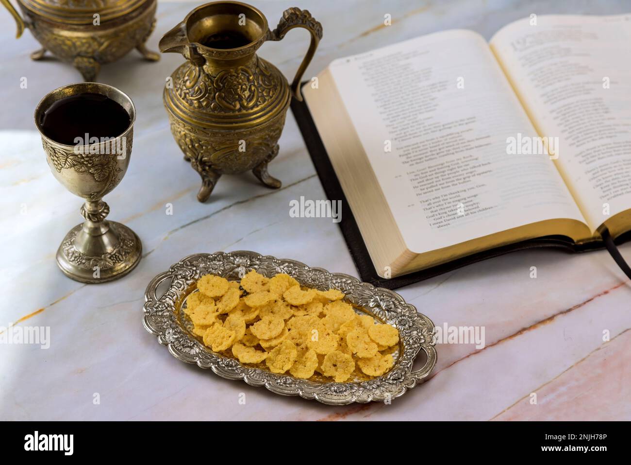 Communion chrétienne Sainte avec le pain sans levain vin de calice un ...