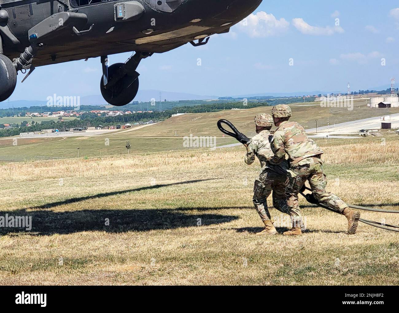 CAMP BONDSTEEL, KOSOVO – ÉTATS-UNIS Les aviateurs de l'armée du 2nd ...