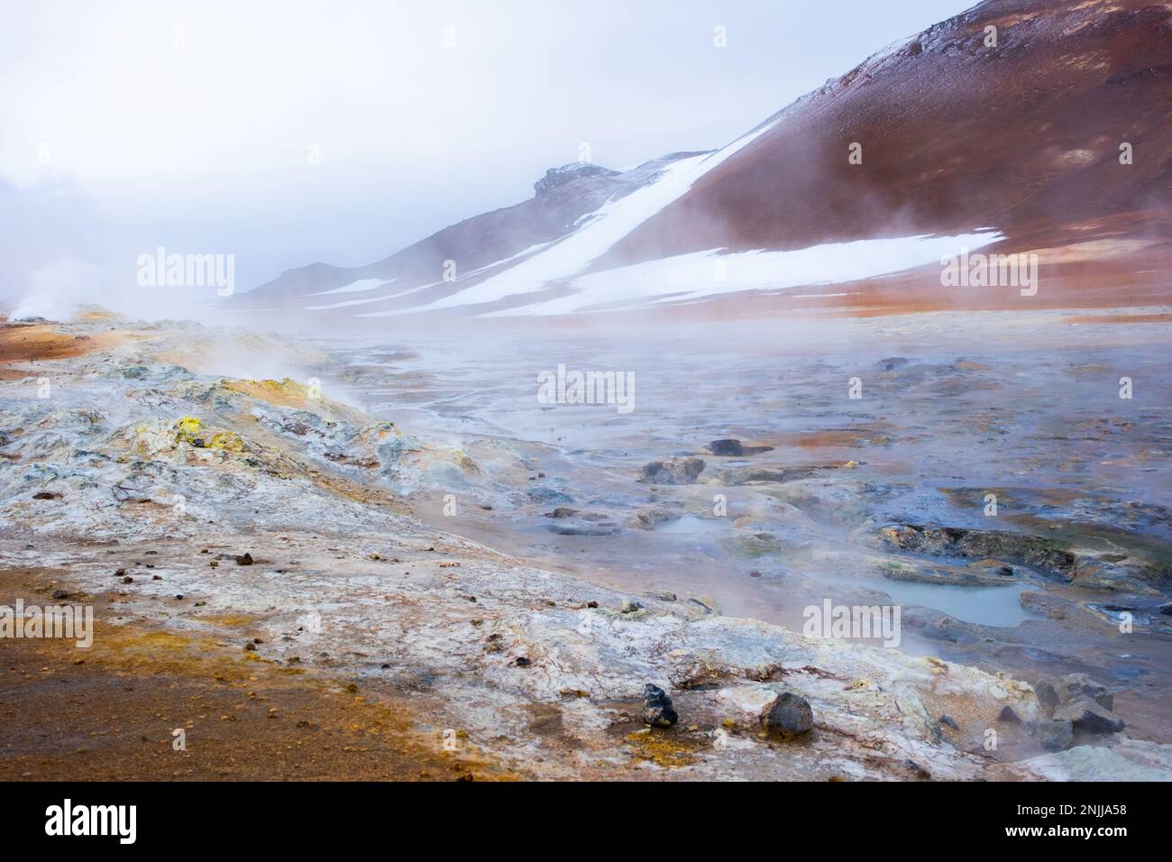 Marmite bouillant dans la zone géothermique Hverir et le sol fissuré ...