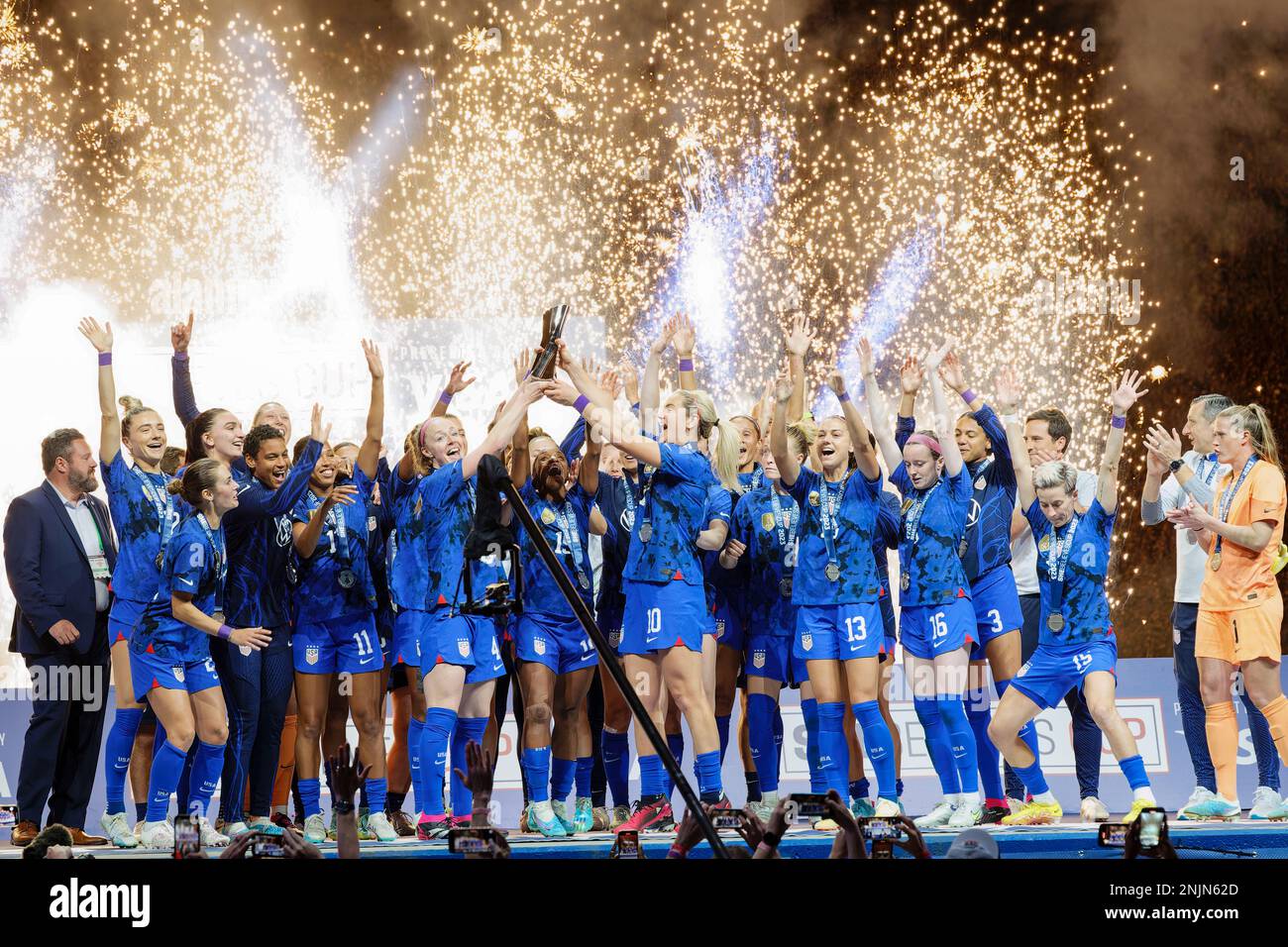 L'équipe des États-Unis célèbre la victoire de LA COUPE SHEPELIEVES ...