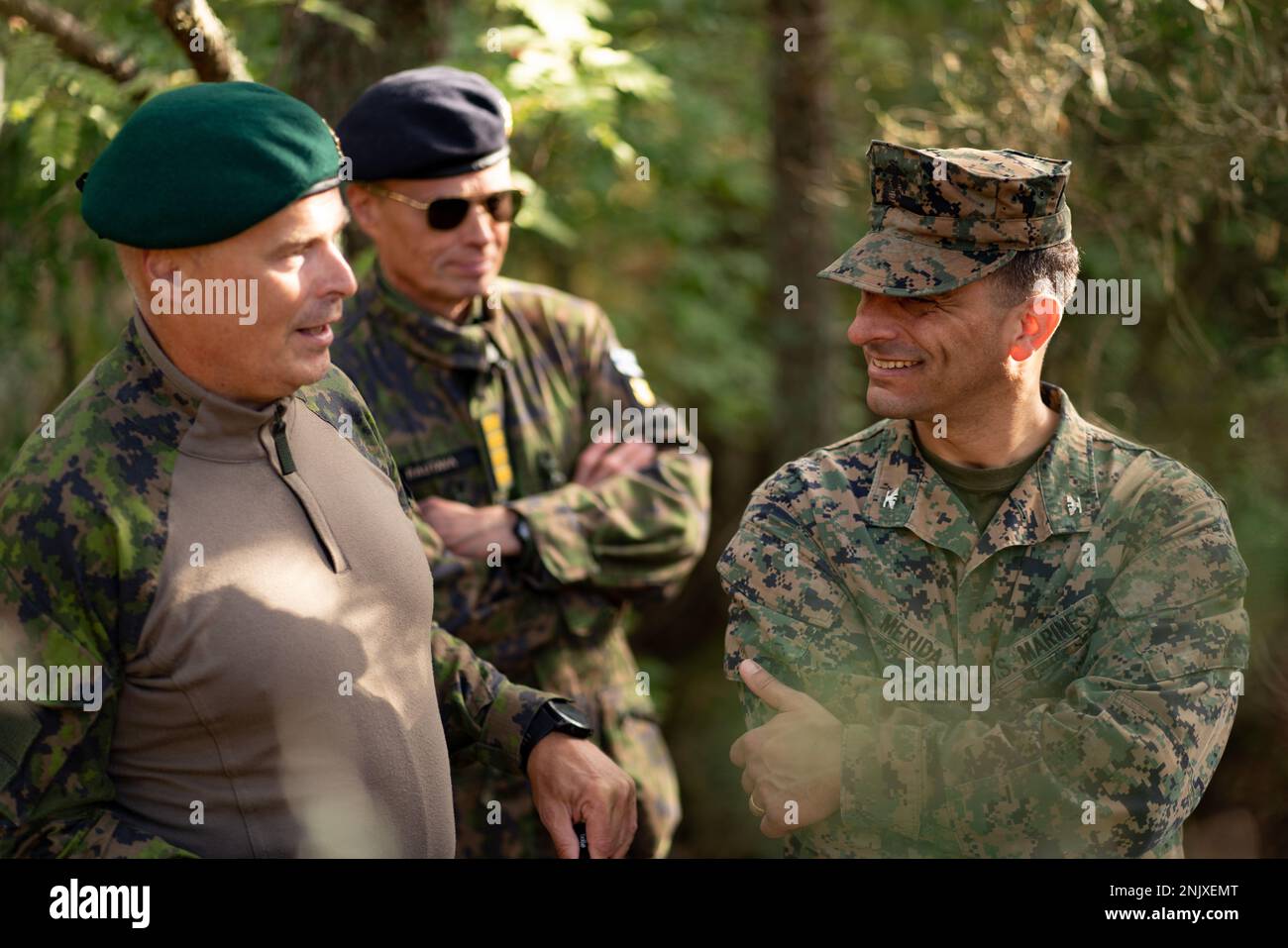 Juha Kilpi, capitaine de la Marine finlandaise, à gauche, commodore ...