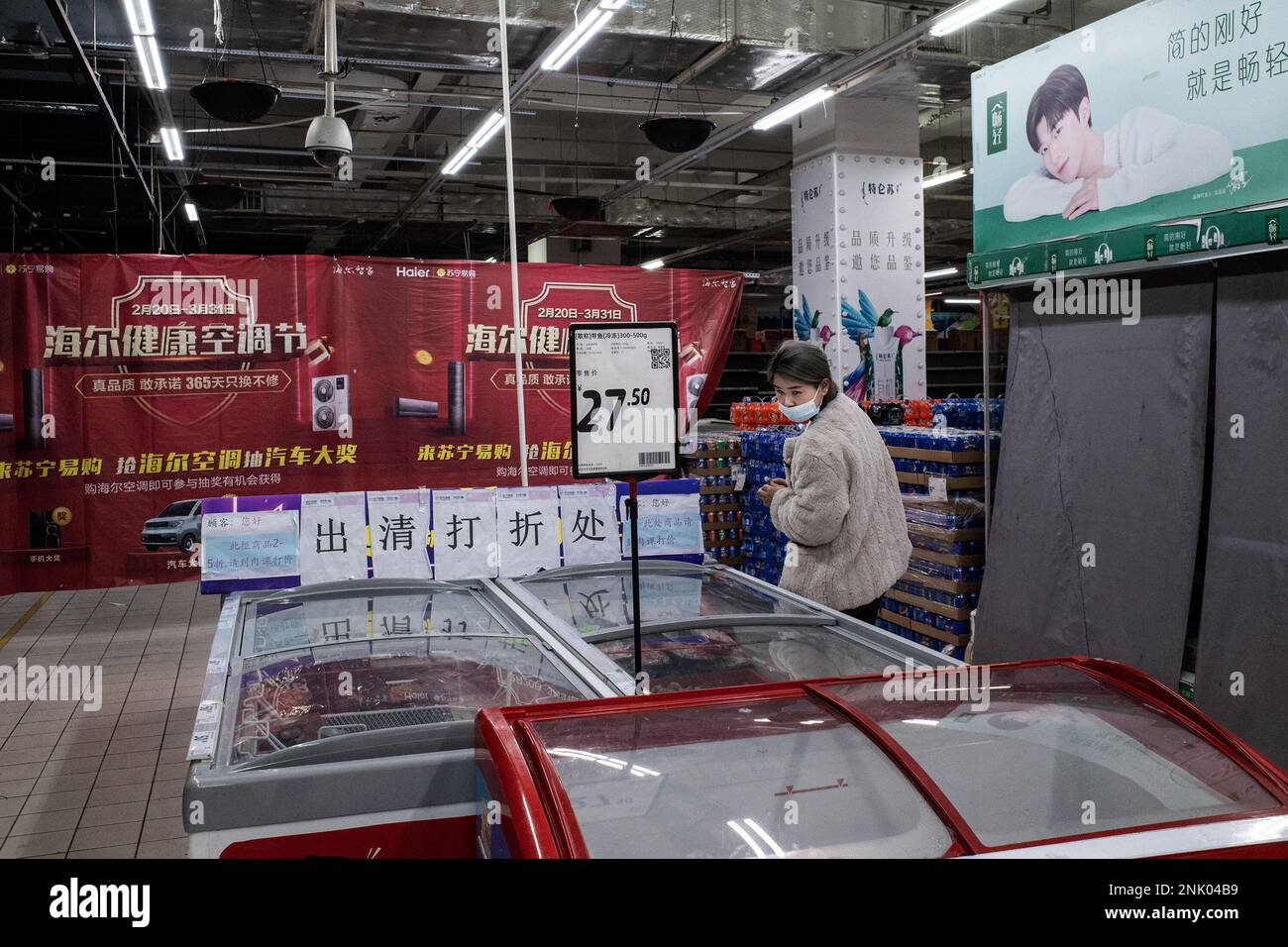 Un client vérifie les produits du réfrigérateur dans un magasin ...