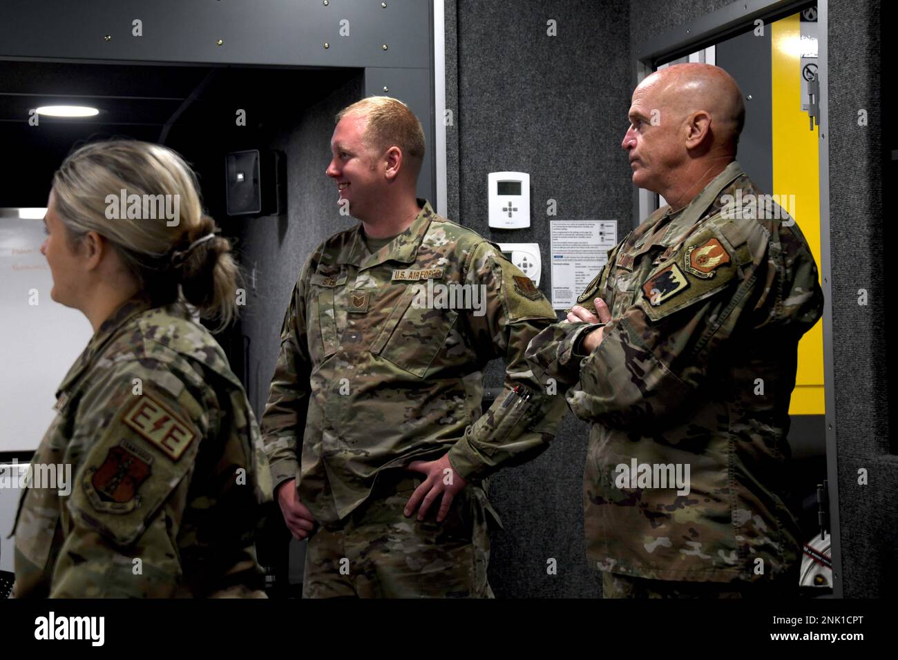De gauche à droite, Sgt. Jessica ball, électricien du Groupe de ...
