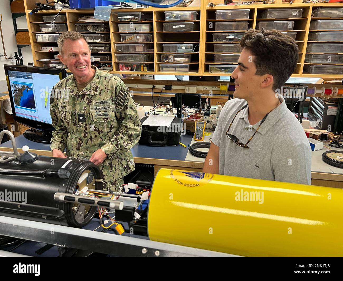 CENTRE SPATIAL STENNIS, divers— le contre-amiral Ron Piret, commandant ...
