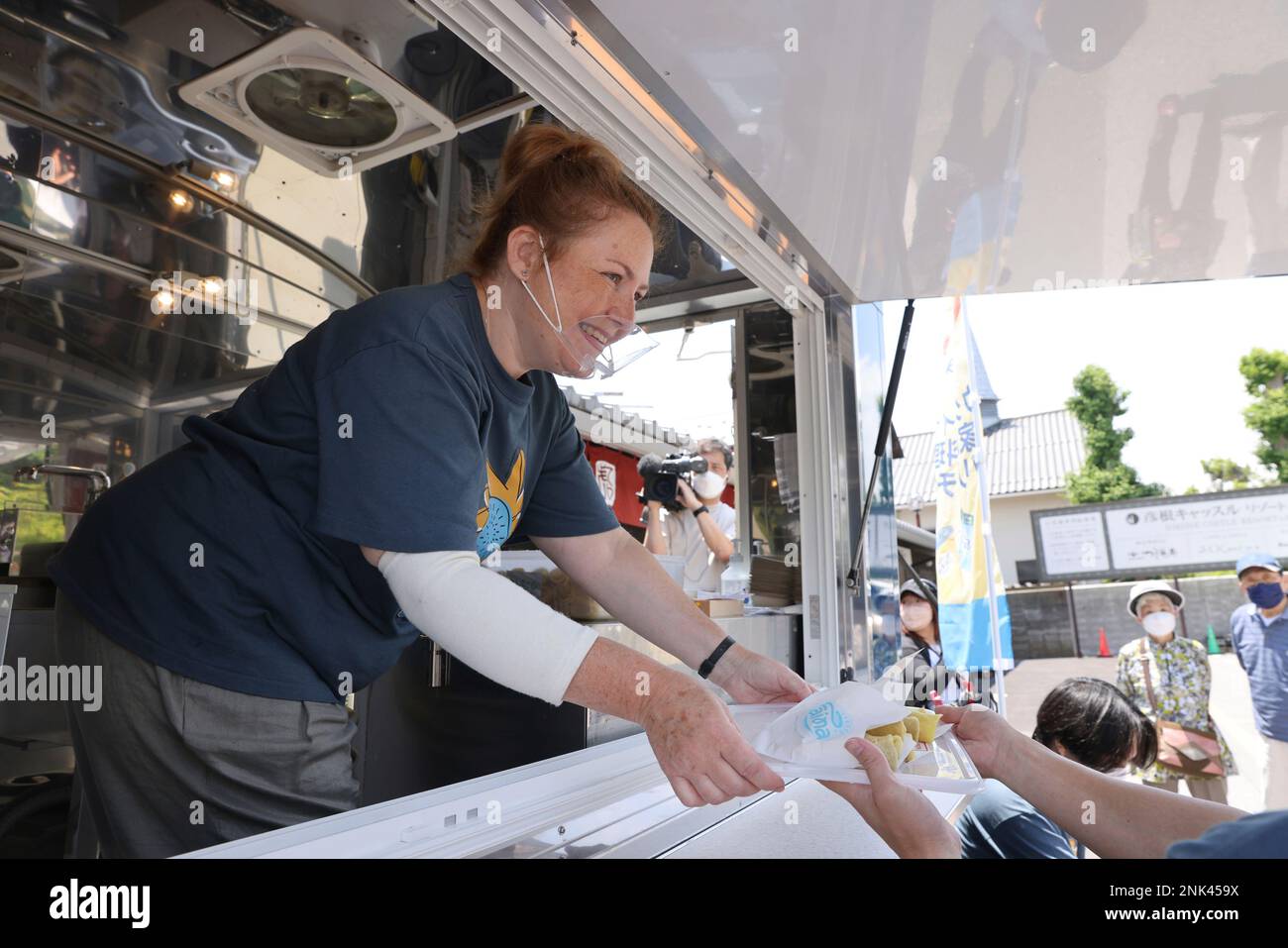 Ukrainian cook blini (bliny / блины / блинчики / blinchiki, млинчики ...