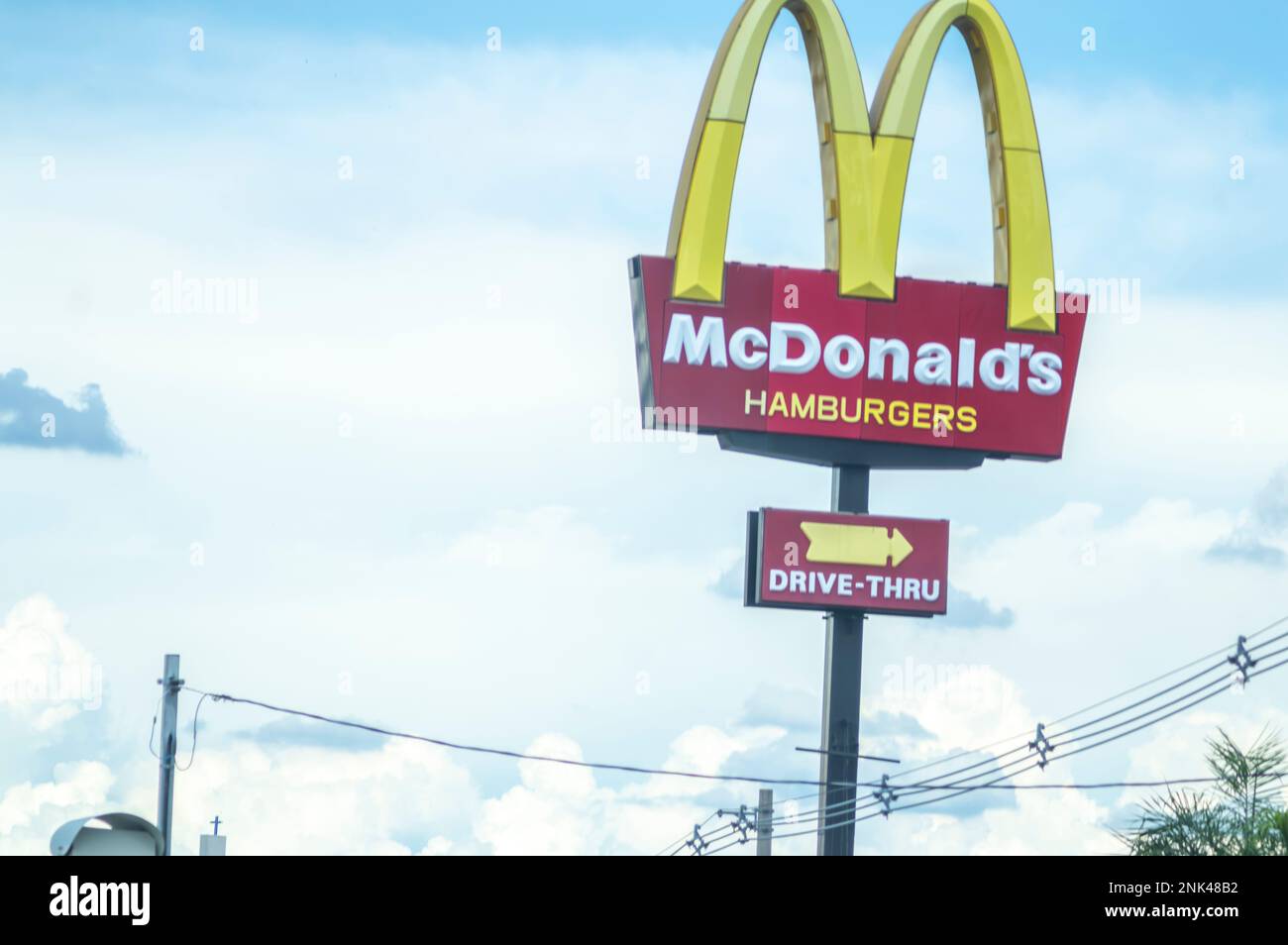 Mcdrive sign with mcdonalds logo Banque de photographies et d’images à ...