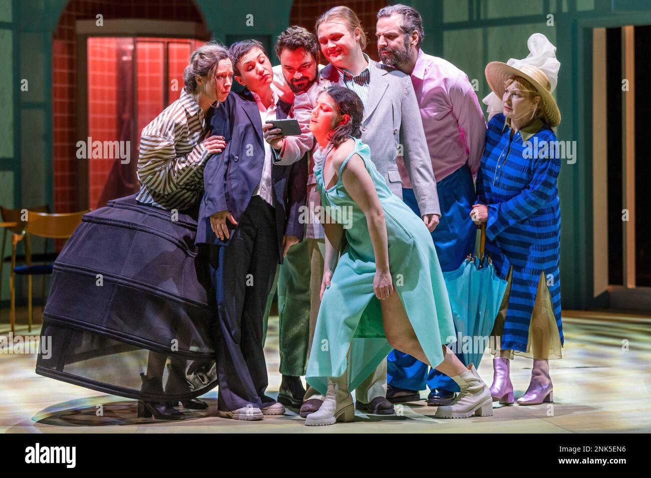 22 février 2023, Brandebourg, Cottbus: Les acteurs Charlotte Müller (l ...