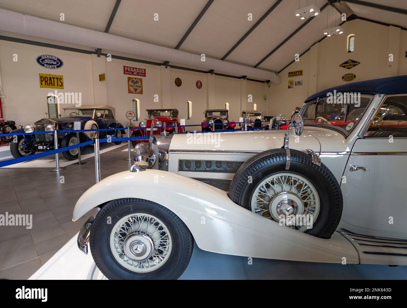 Une collection de voitures historiques, classiques et de luxe exposées ...