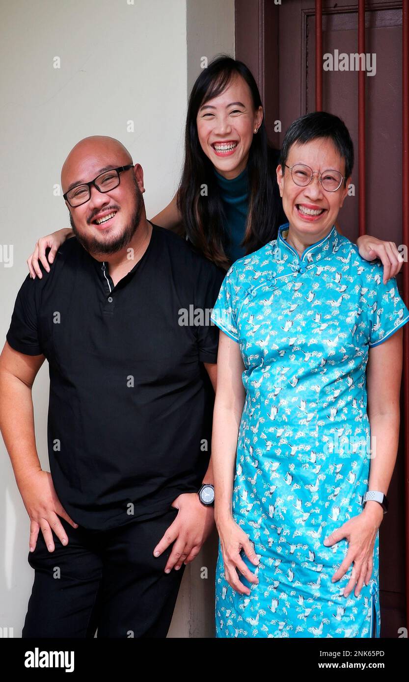 Personalities involved in the play "Kwa Geok Choo", director, Goh Boon ...